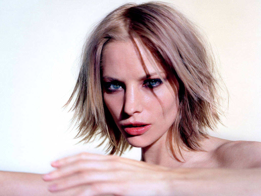 Sienna Guillory Sexy Wallpaper Images